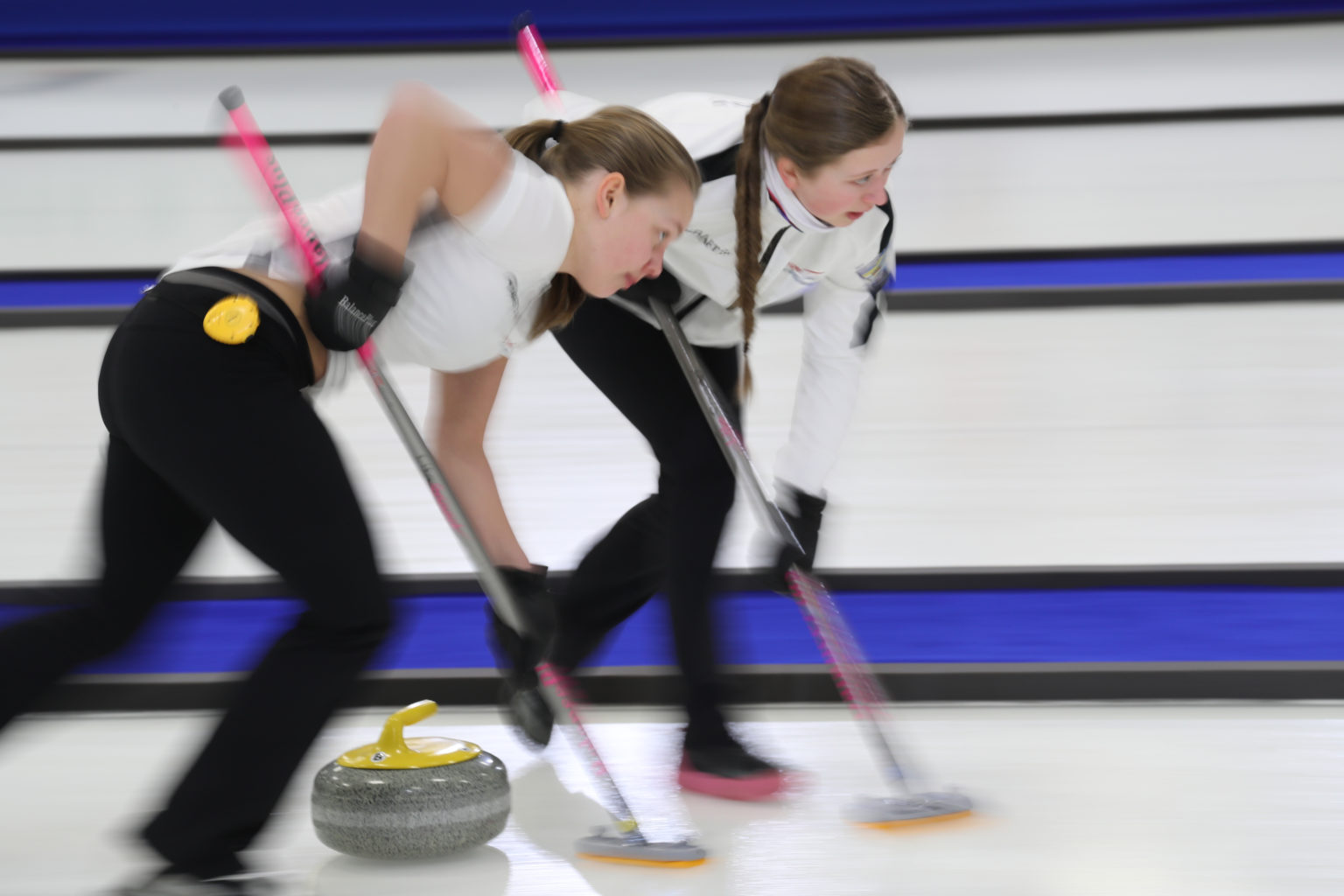 Hva er greia med kosting i curling? - Norges curlingforbund